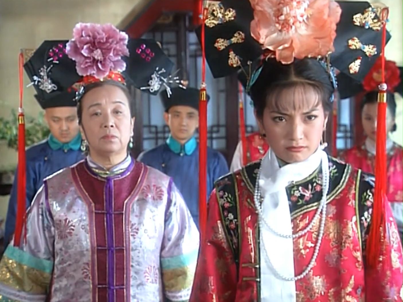 你以为我怕你是不是,容嬷嬷教小燕子学规矩,还珠格格