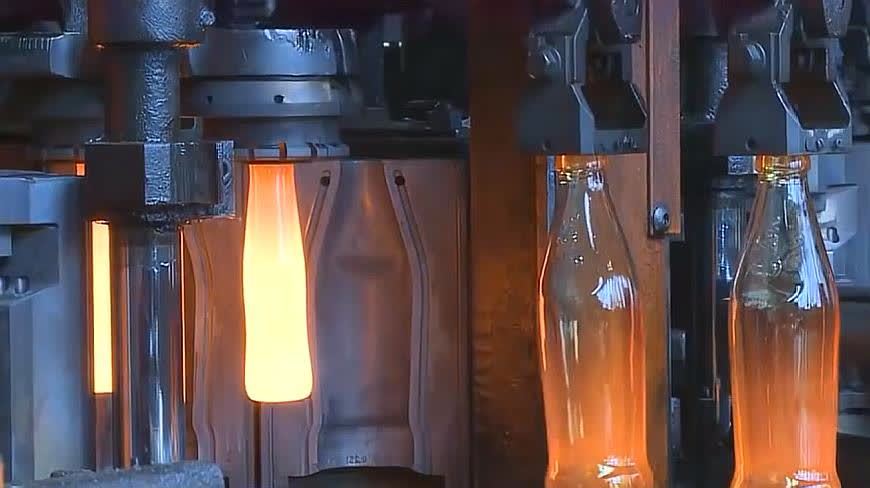 玻璃瓶的制作过程!原来玻璃瓶都是吹出来的,涨知识了