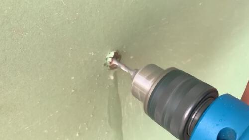 小伙使用塑料膨胀管维修漏水水管,石膏板的修补解决办法