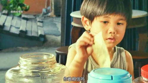 小男孩竟拿着冥币去买零食,太诡异了