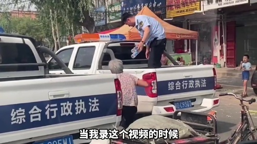 那些暖心的城管