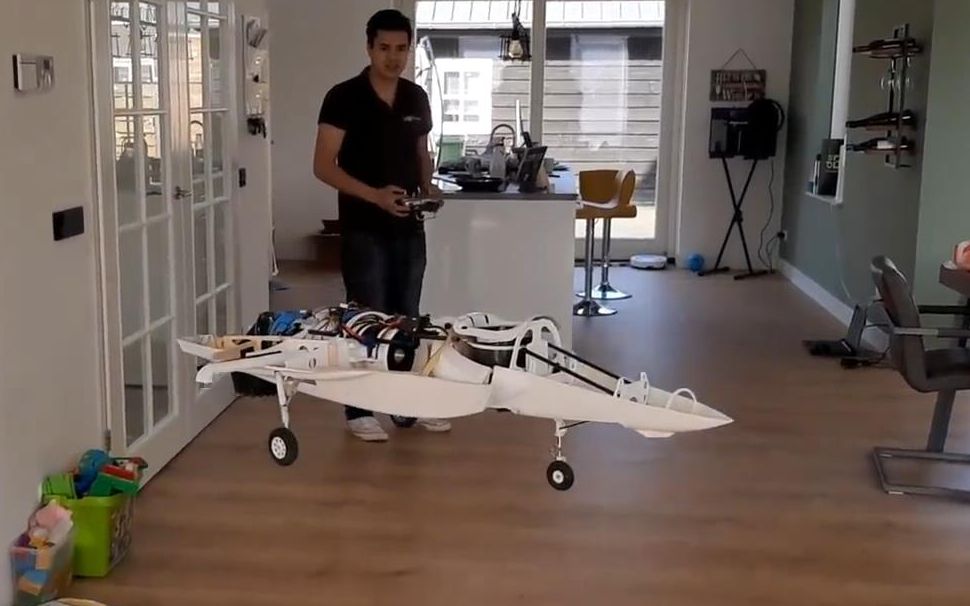 F35飞模测试,从制作者稀疏的发量看,就知道这东西不简单。