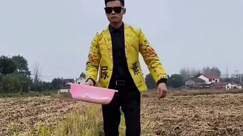 大哥的这个服装设计不错,农用尿素袋子循环利用,撒个化肥像是走秀!