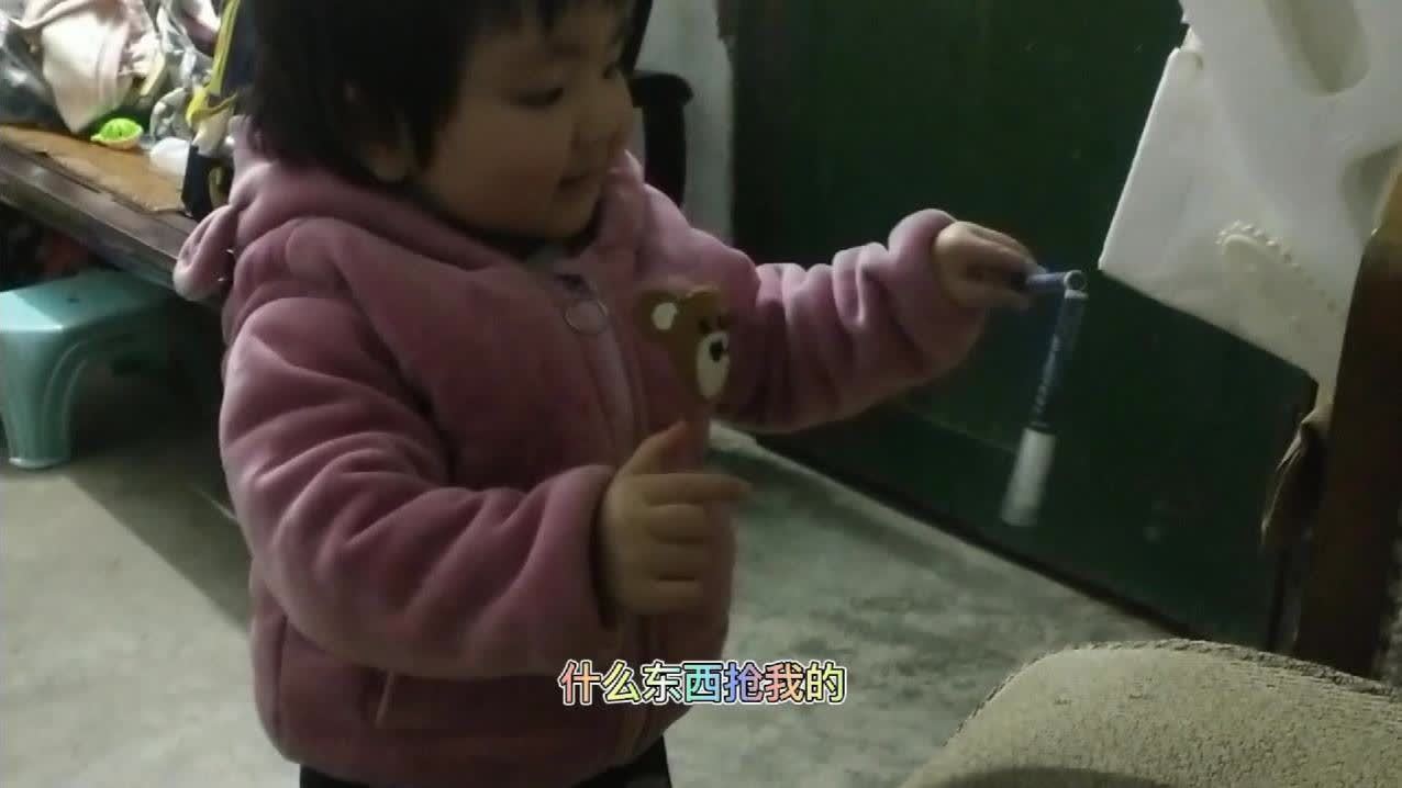 一岁半学东西很快,模仿力也很强!但是有些东西还别被她看到为好