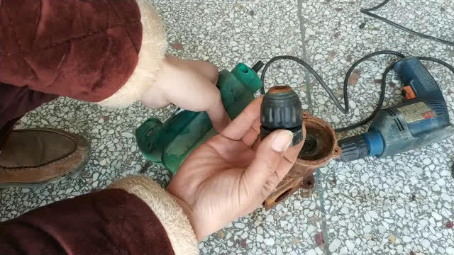 手电钻夹不住钻头,想换夹头拆不掉怎么办?