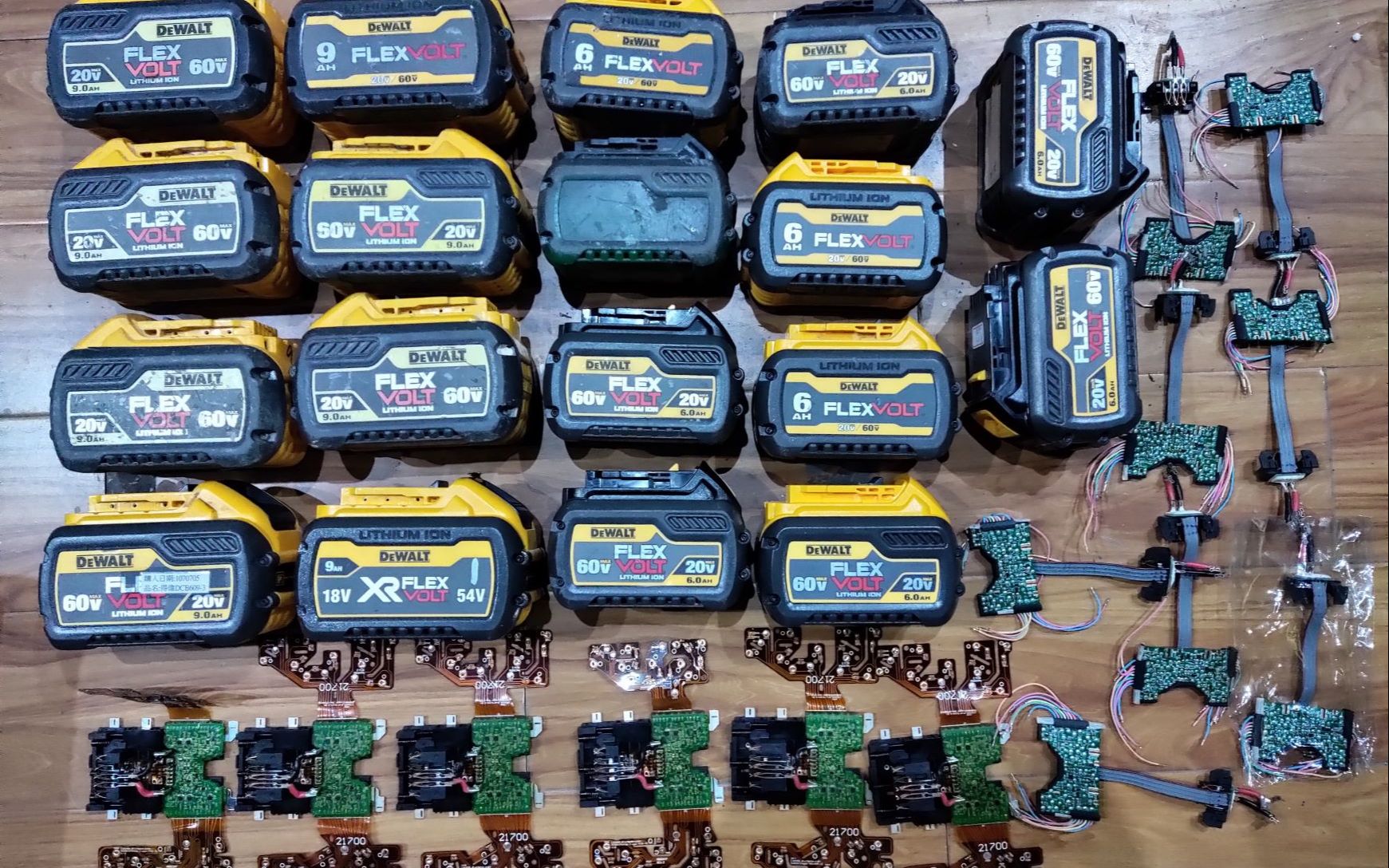 台湾粉丝发来一箱得伟60V锂电池维修 运费就要3000块 大家觉得到底...