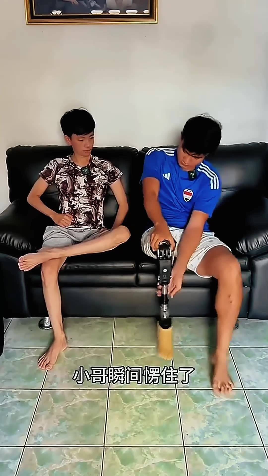 朋友之间的模仿秀,不得不说小伙太豁达了