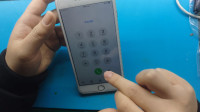 收到一个苹果6p, 插卡无服务和无指纹, 拆机发现里面螺丝少两颗