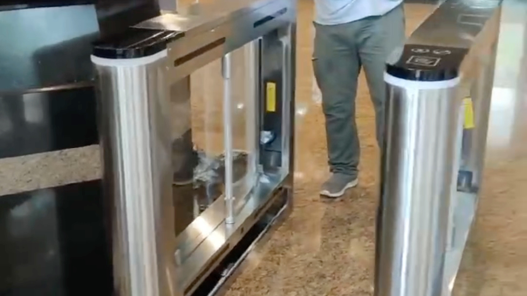 车辆门禁,采用了车辆自动识别技术,系统自动识别车辆身份,出入场不用...