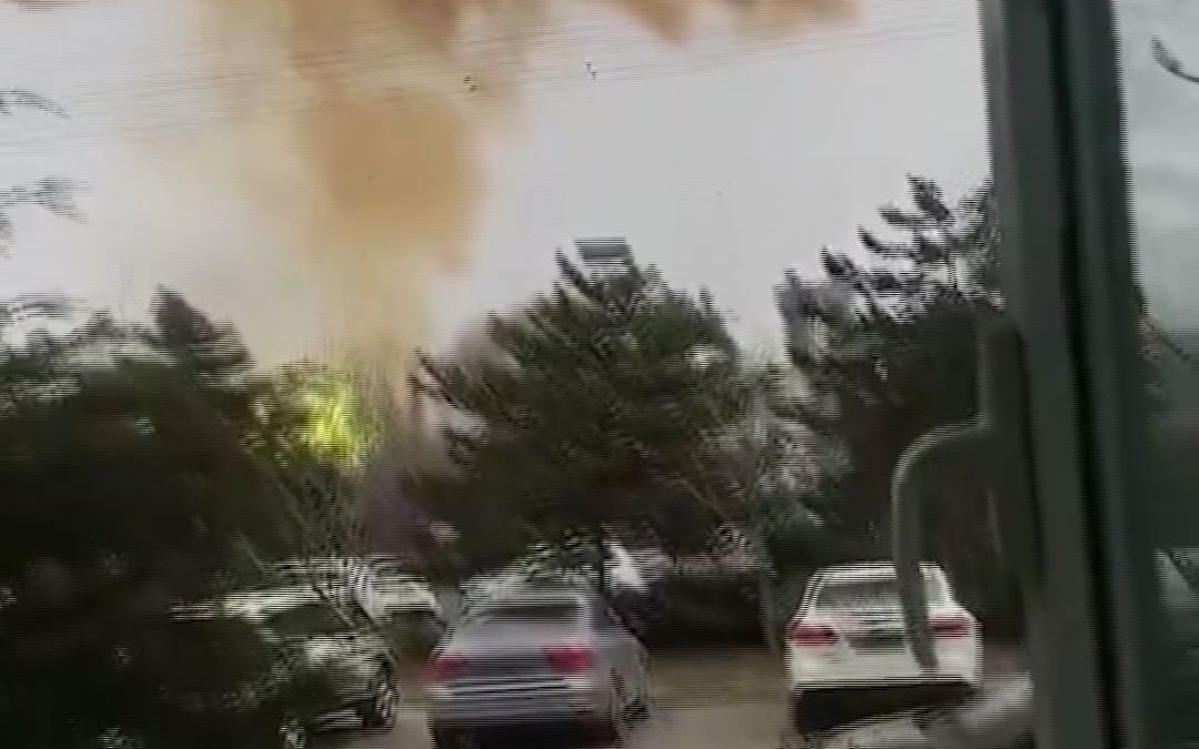 实拍唐山一焦化厂起火,目击者还原爆炸瞬间:窗户都震开了