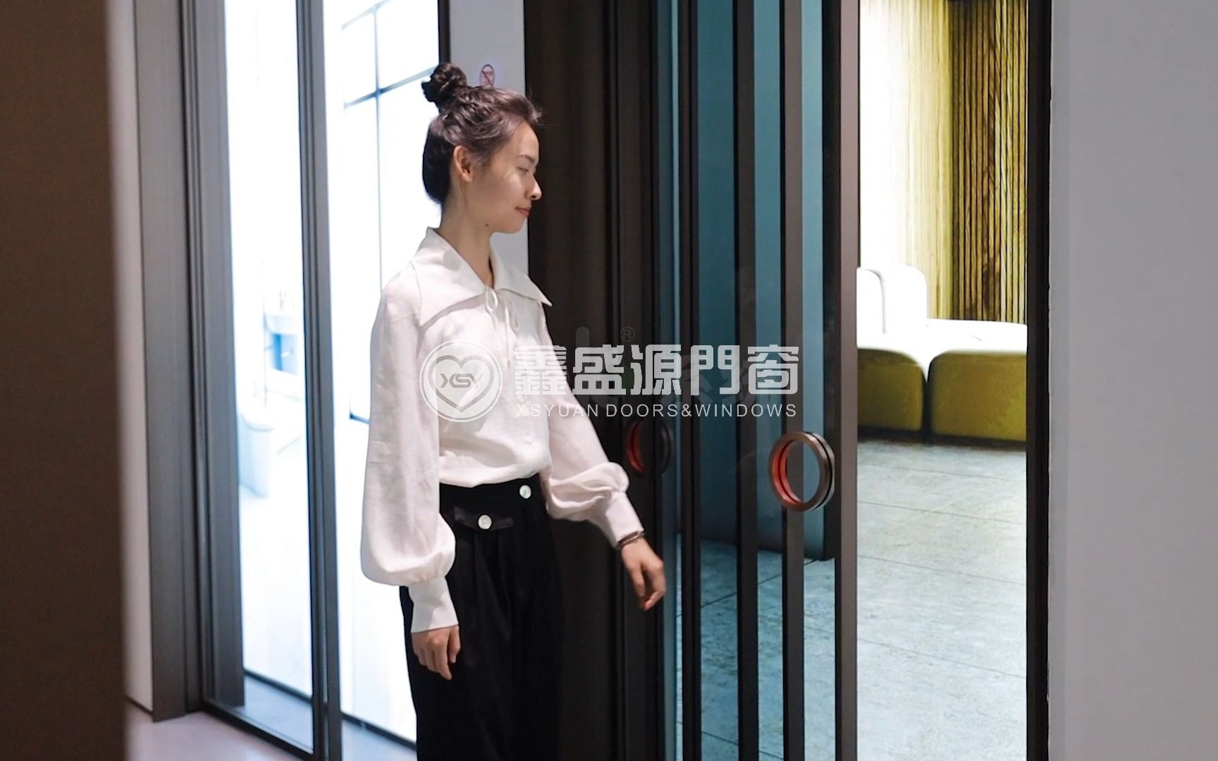 鑫盛源40完美系统门,极窄吊轨三联动推拉门,呈现完美极简效果