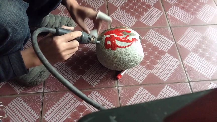 怎么在石头上刻字?阿拉丁带你用最简单的工具做出最好的效果。