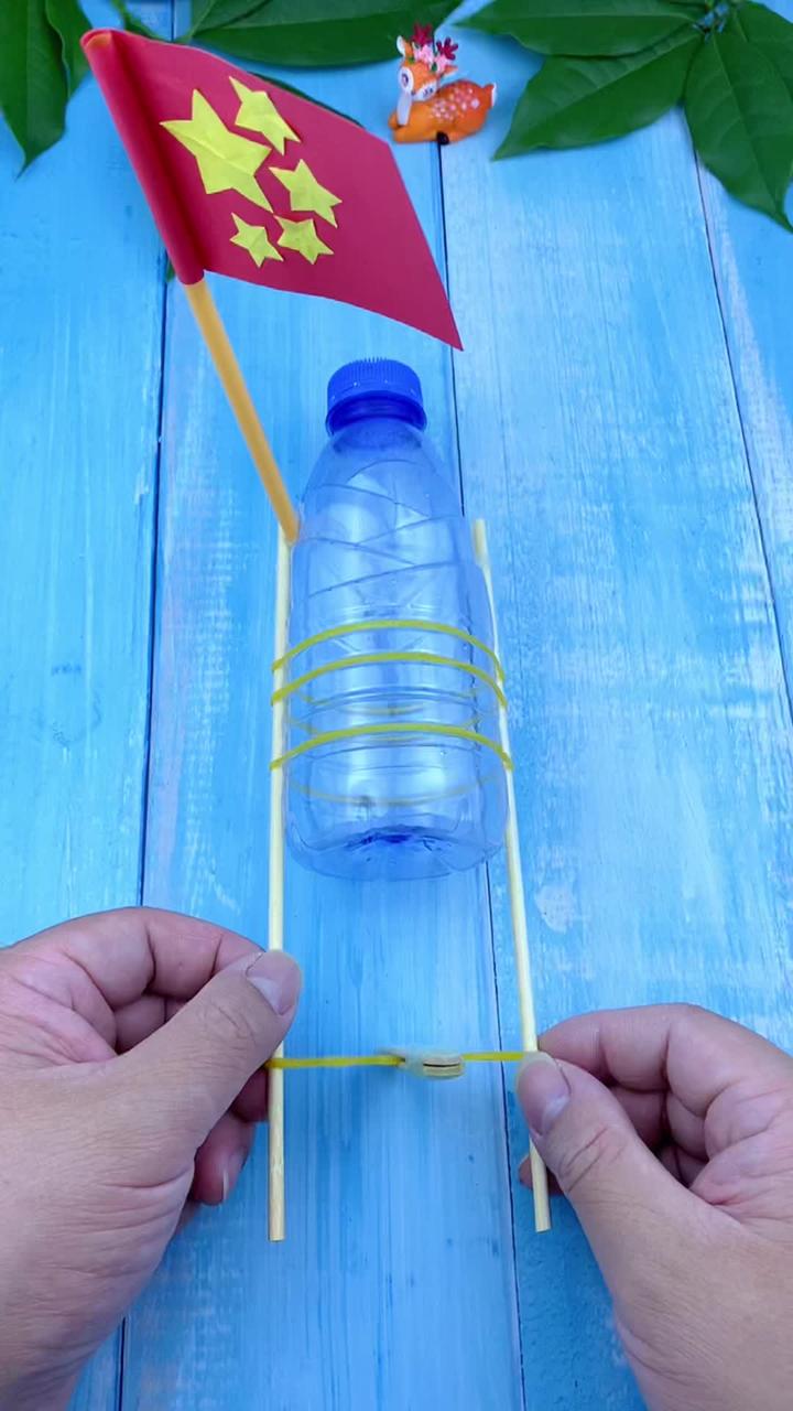 ...橡皮筋4根,筷子或烧烤竹签2根,冰棍木签一根,就可以做一个带螺旋桨...