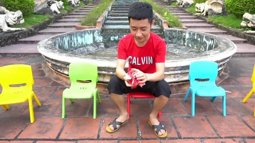 孩子们在简单分类垃圾哦
