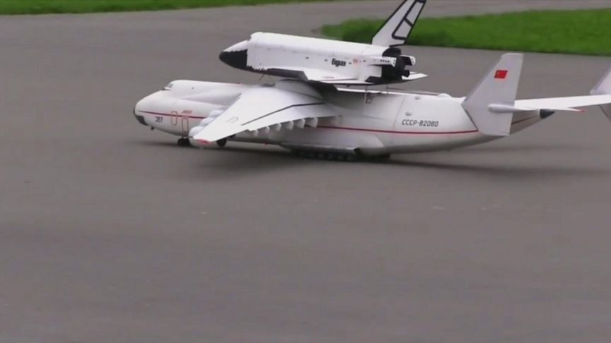 安-225运输机模型玩具托运暴风雪号航天飞机模型在高空中飞行