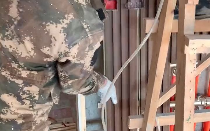 墙面格栅施工,我学会了干活我是认真的 施工现场