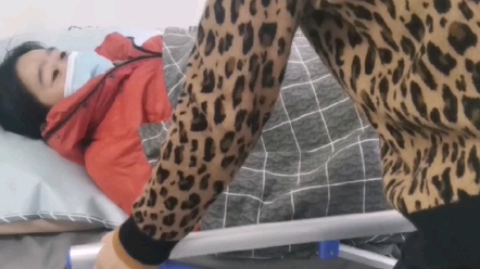 如何帮助半自理老人从床上移动到轮椅上?