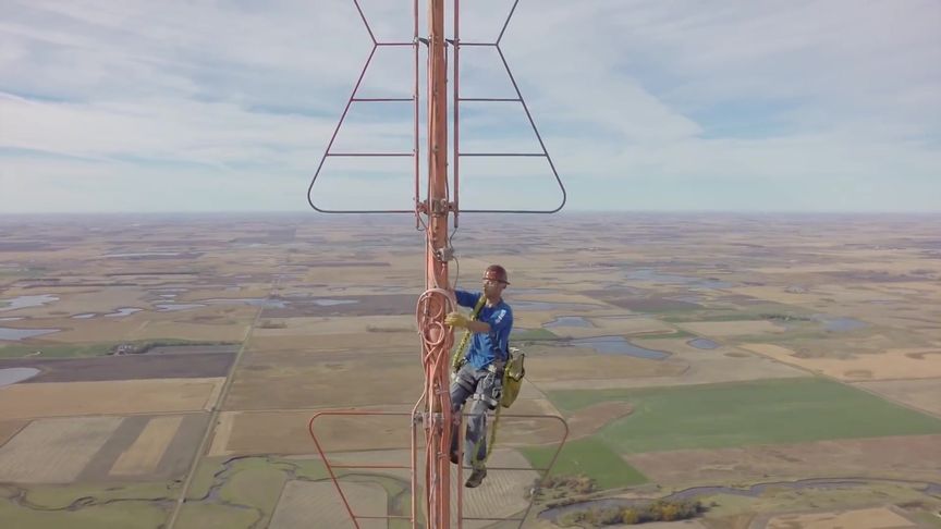修电工每天都要爬上1500米的电视信号塔,带你看他看到的世界角度
