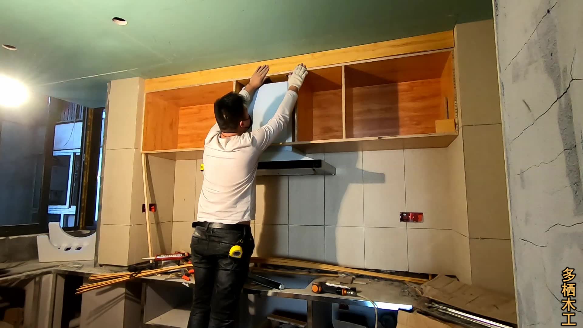 熟练的木工现场做了一套这样的橱柜,台板全是活动的,太人性化了