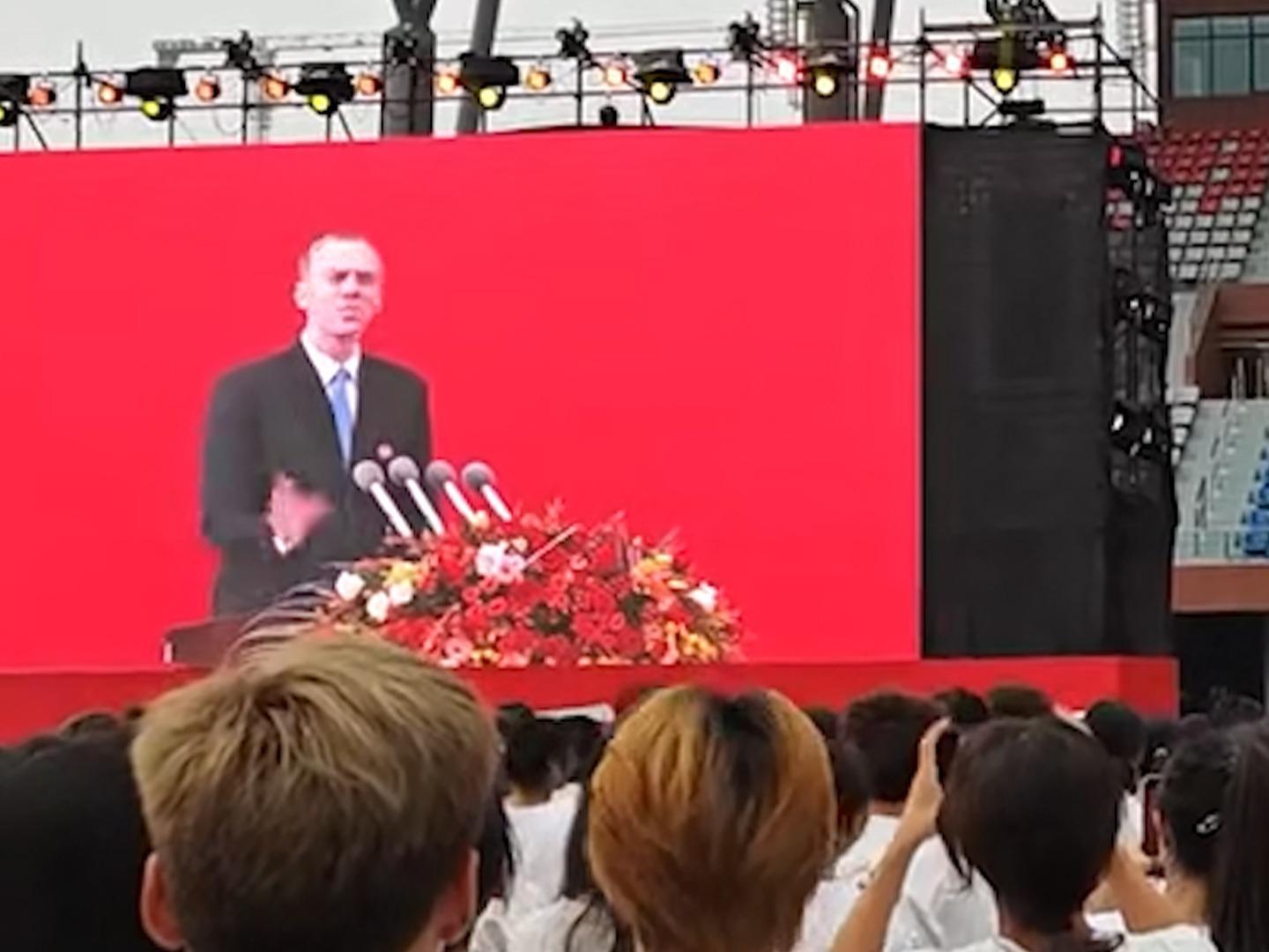 美国博士在中国留学6年,演讲读英语磕巴摆烂:太难还是说中文吧