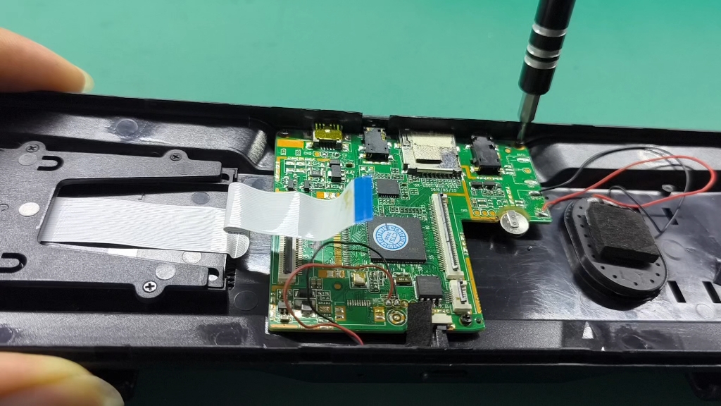 行车记录仪时间经常重置,更换时钟电池。