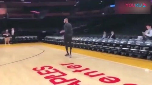 詹姆斯的后撤步三分还需要训练啊 投成这样你说尴不尴尬?