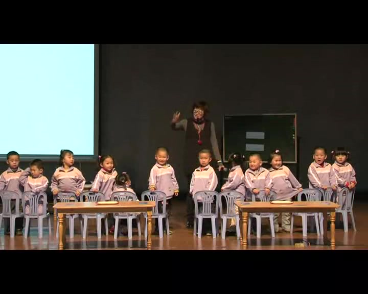 幼儿园小班语言教育活动:《一步一步走啊走》