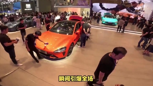 没想到广州车展,大家还是追着雷军跑