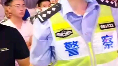 警察蜀黍的对视。果然发现了不对,租来的兰博基尼改色改装