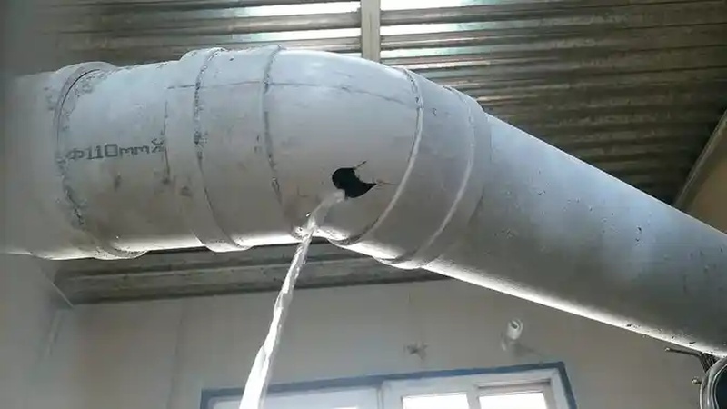 PVC下水管弯头破了个洞在漏水怎么办?不用换弯头,2方法直接修复