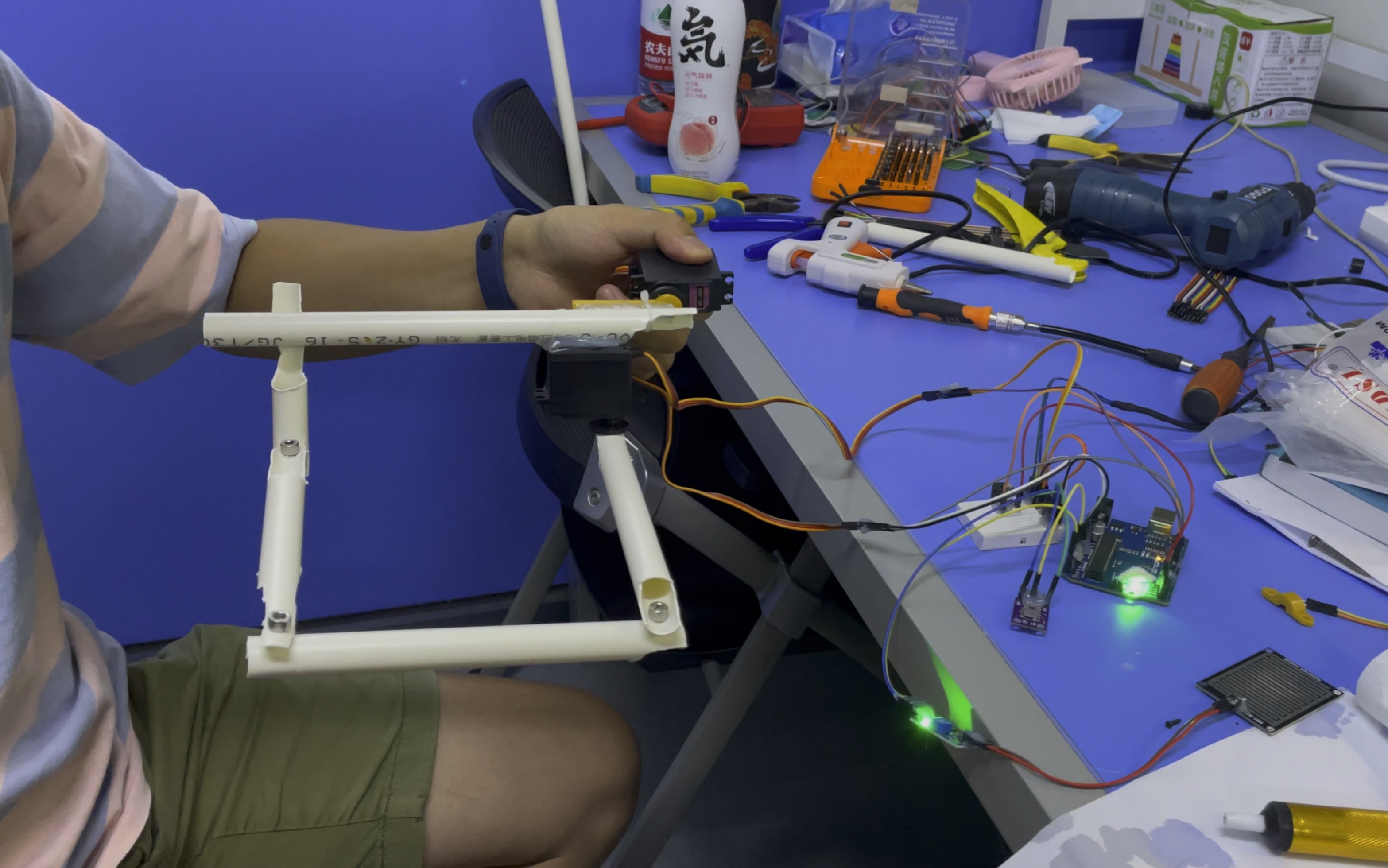 基于Arduino和舵机的智能衣架系统(雨滴传感器、光照传感器)