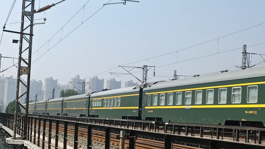 Z56次列车驶离石家庄市区