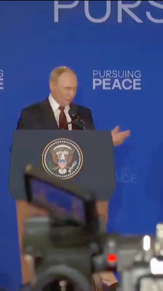 特朗普和普京在阿拉斯加就结束乌克兰战争进行了近三个小时的会谈后...