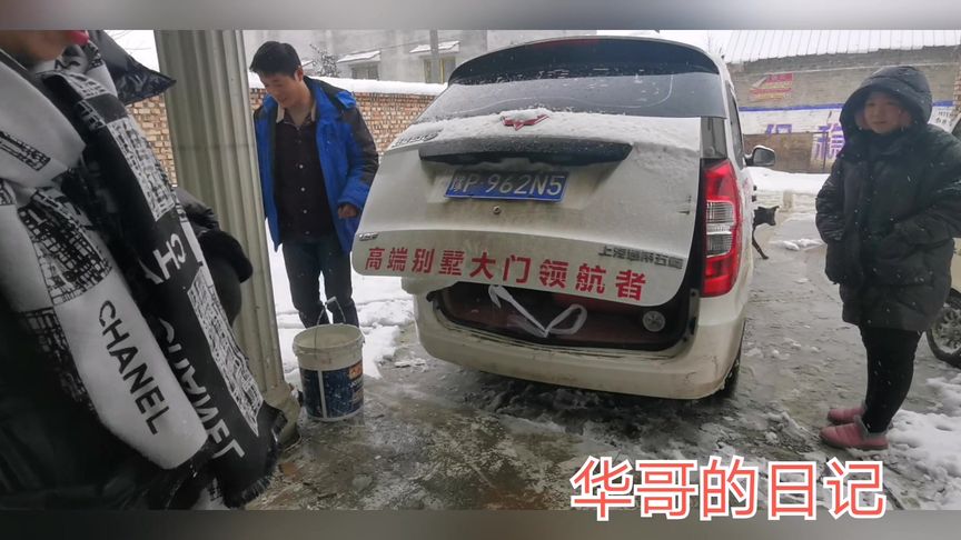 三层实木楼梯150元一米,花了4000多元,一男一女一天搞定