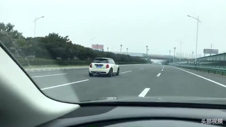 西安绕城高速奥迪A8被MINI完虐,连尾灯都看不见