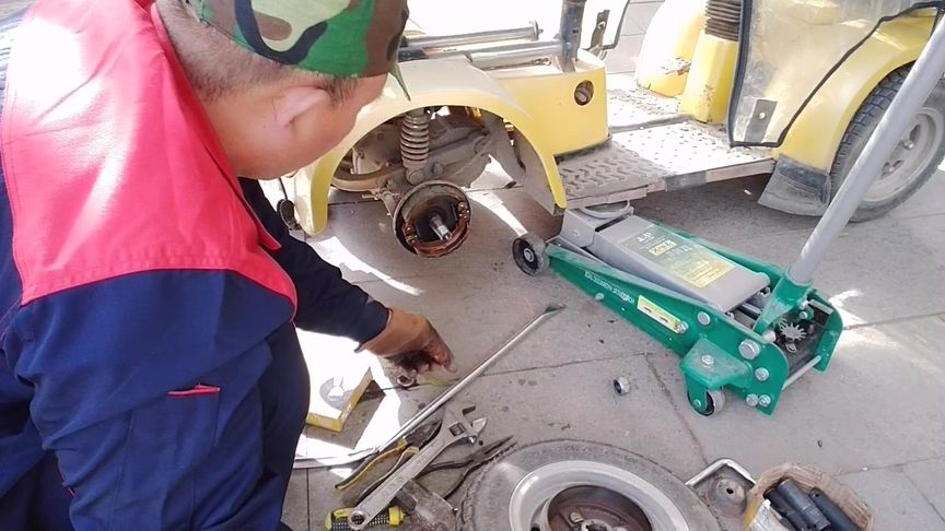 四轮电动车怎样更换后轮刹车片?一看你就能学会!