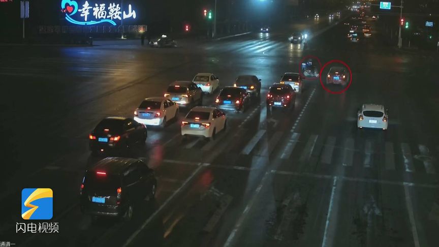 46秒丨外卖骑手抢时间闯红灯被撞翻 担全责赔偿轿车驾驶人