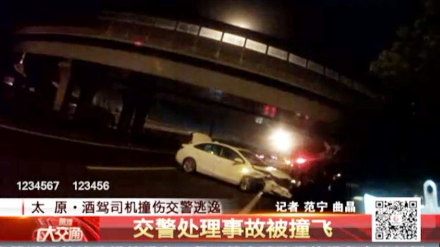 交警处理事故,完成后刚想离开现场,却被司机一脚油门撞飞