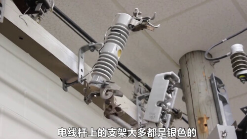 电线杆的支架为何都是银色的?这其中的原理是什么?看完涨知识了