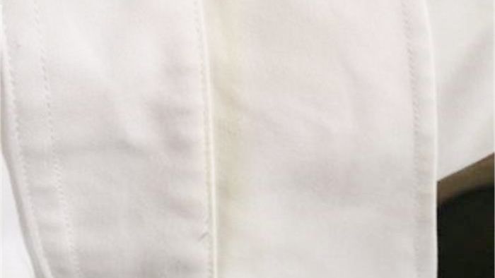 白衣服发黄别再用漂白剂了,新保姆教你一招,3分钟衣服洁白如新