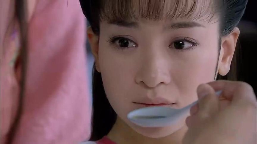 新还珠格格:皇帝泪目,最后一次给小燕子喂药,最后一次当他爹