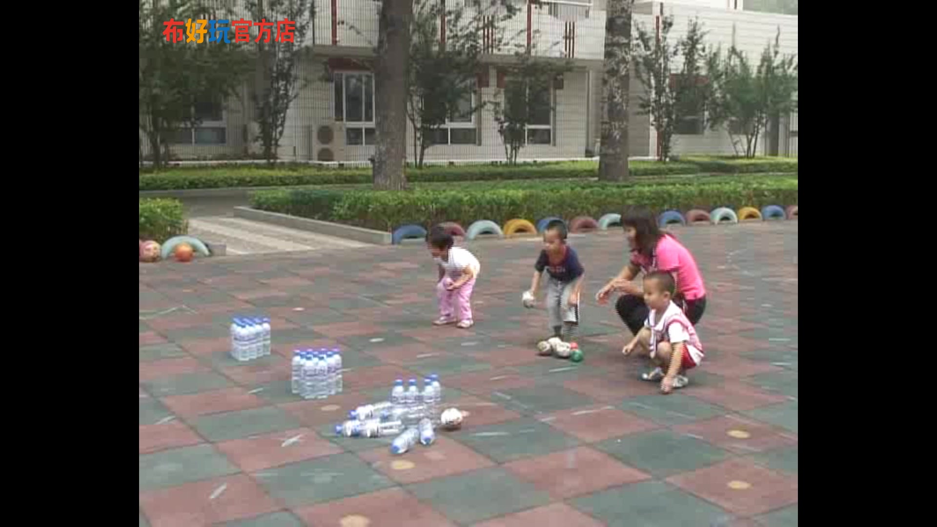 幼儿园宝宝户外游戏课程 2-3岁投掷的游戏《小球滚滚滚》