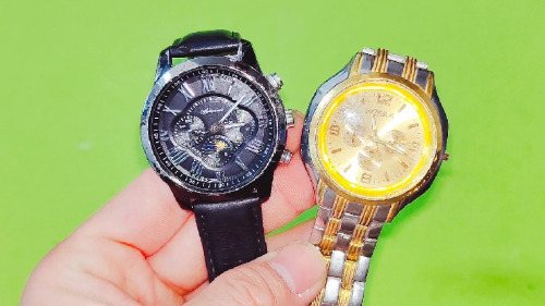 才知道,手表没电了,用一根牙签就能把后盖打开,自己轻松换电池