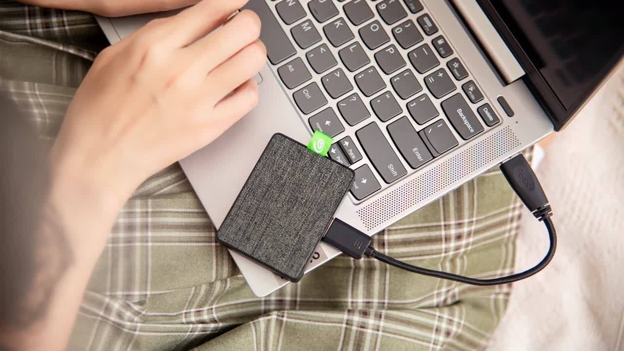 手机空间不足就只能删掉照片视频?其实手机还能外挂硬盘