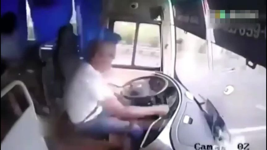 交通安全事故案例警示:轿车失控撞向大巴车,司机紧急避让
