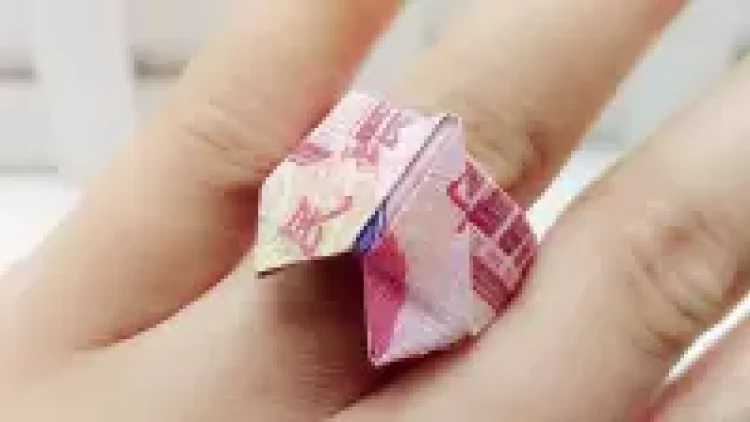 用百元大钞折一个心形戒指, 七夕拿去送女票吧