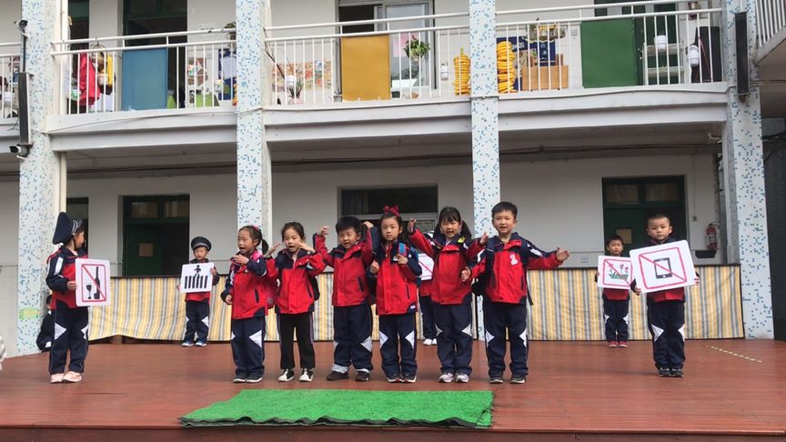 西湖区三墩镇中心幼儿园大四升国旗仪式节目表演