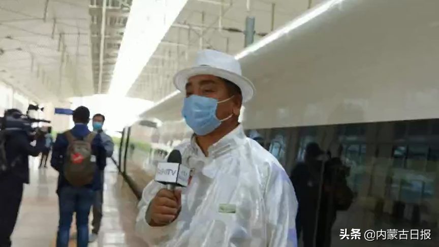 出席十三届全国人大三次会议的内蒙古代表团启程赴京