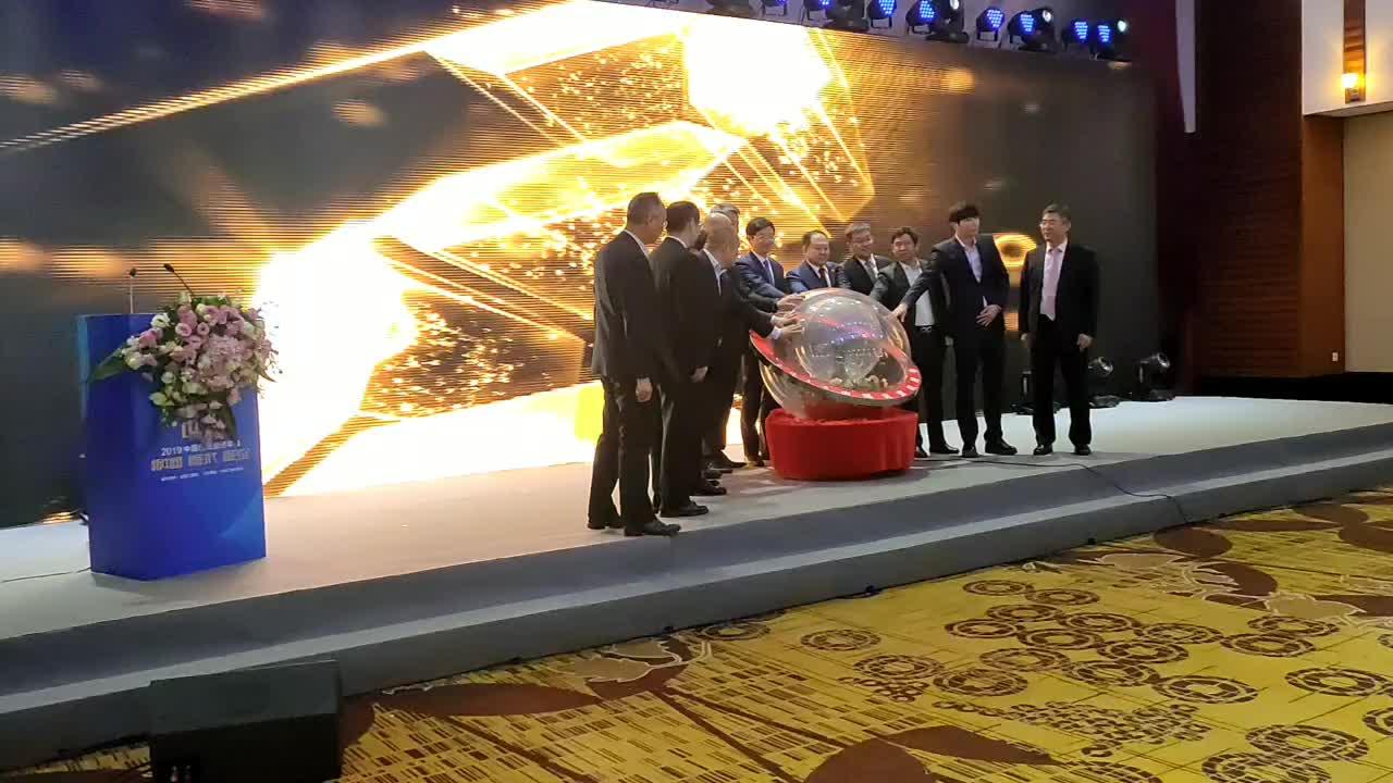 ...在北京参加全国工商联表彰大会,与全国企业家们不忘初心逐梦未来。