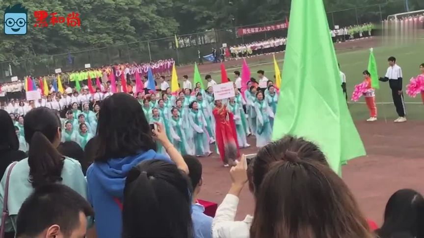 学校运动会开幕式,各个方队都穿着奇怪的衣服,网友:争奇斗艳!